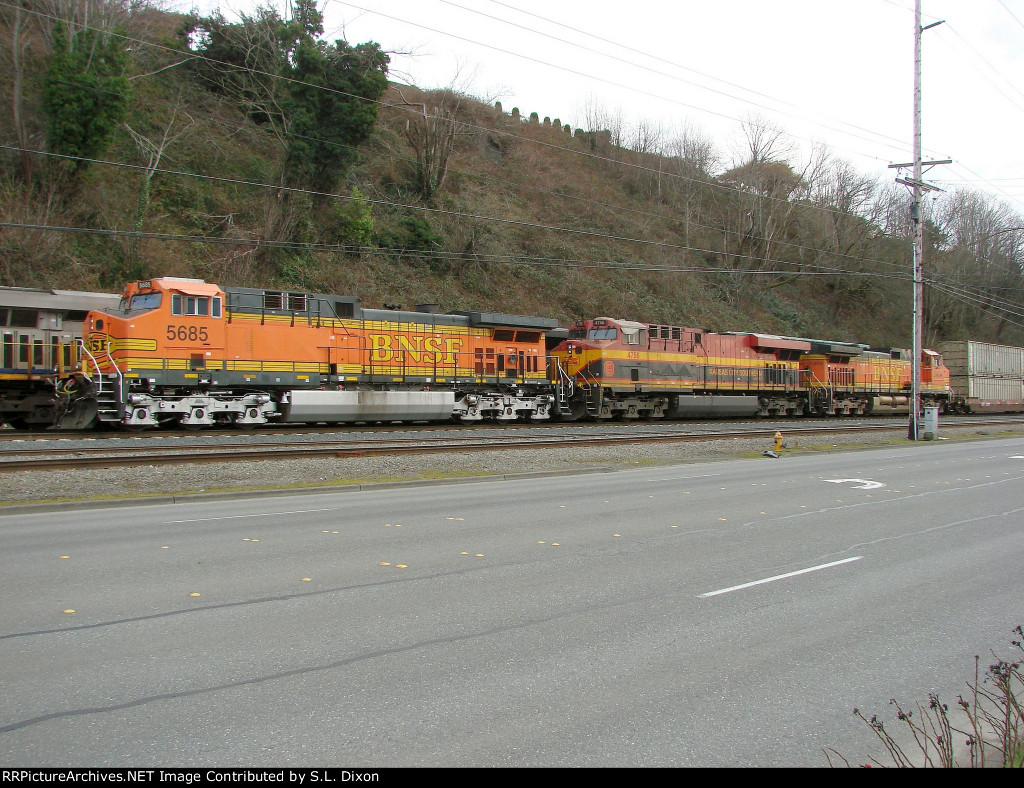 BNSF 5685 ROOEVE at Bayside